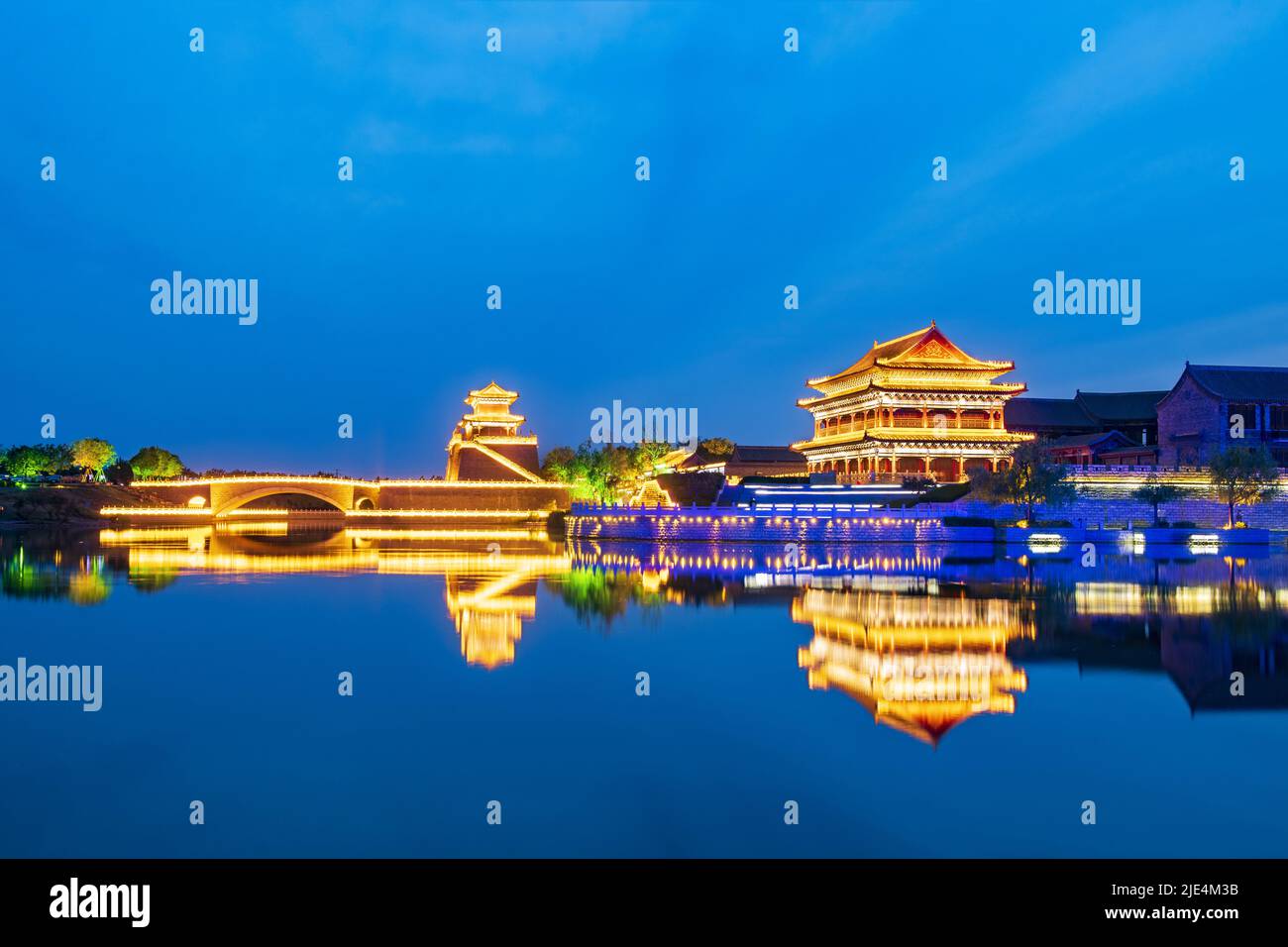 Binzhou Wushifen's former residence, with the setting sun, green trees ...