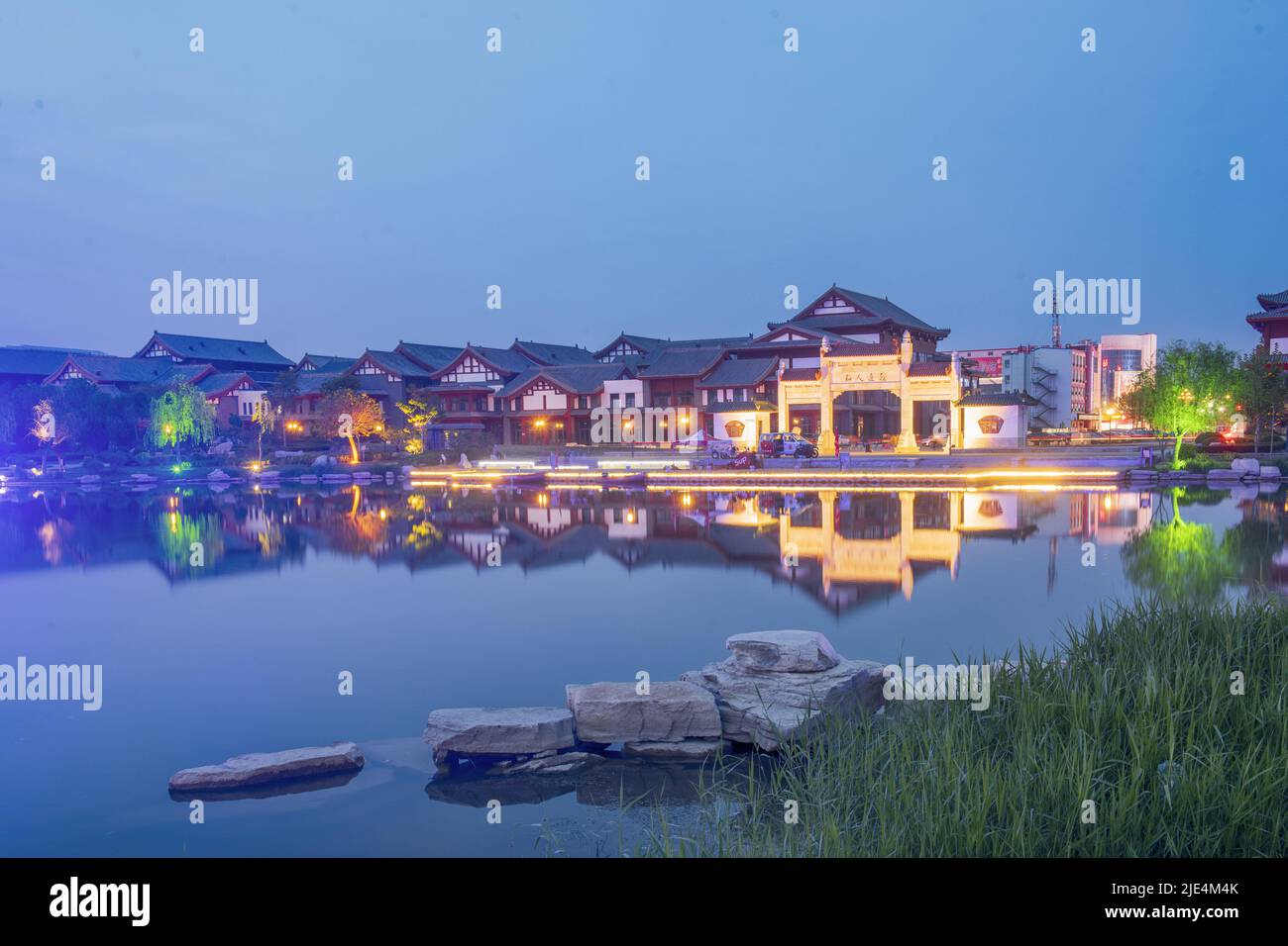 Binzhou Wushifen's former residence, with the setting sun, green trees ...