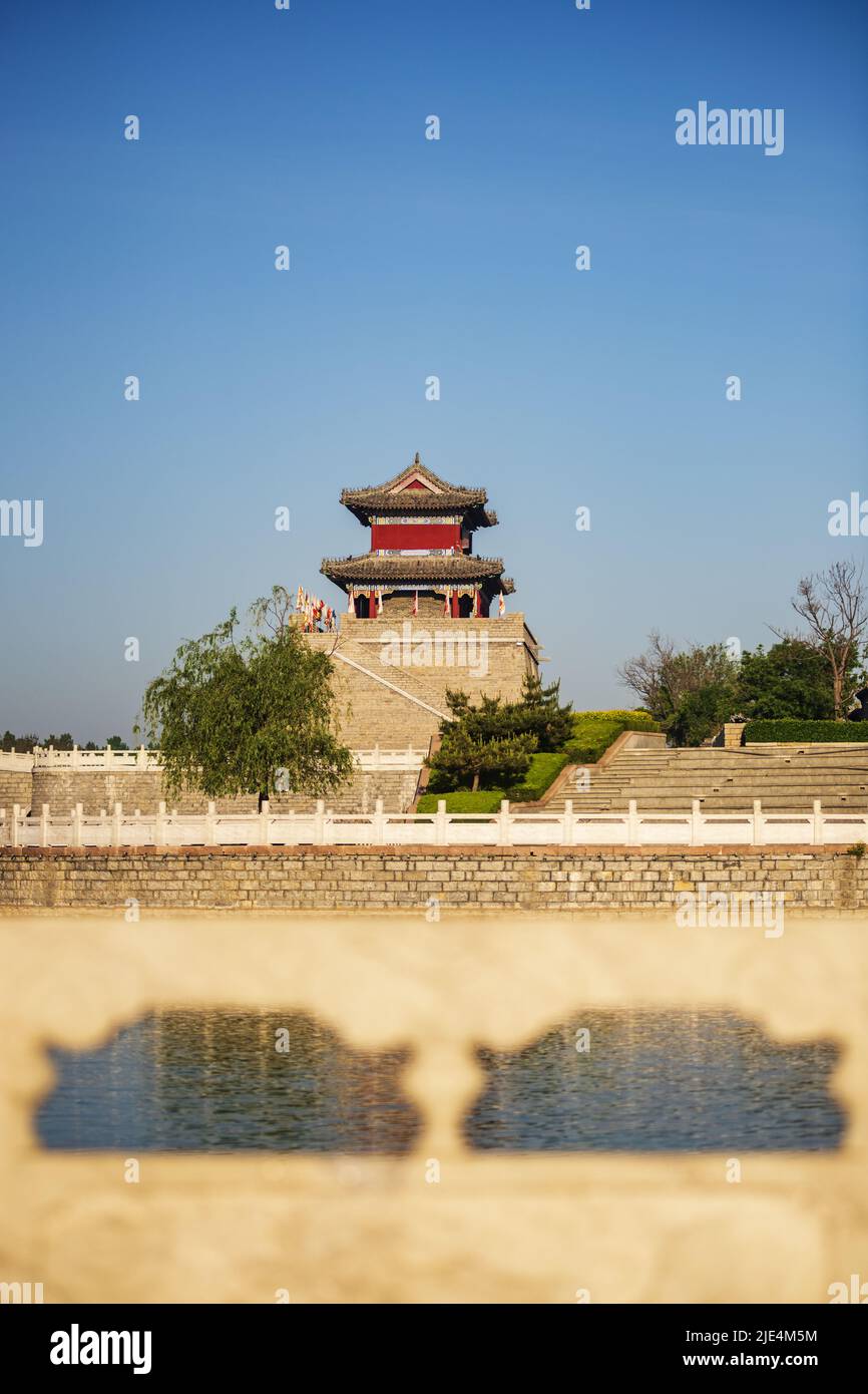 Binzhou Wushifen's former residence, with the setting sun, green trees ...