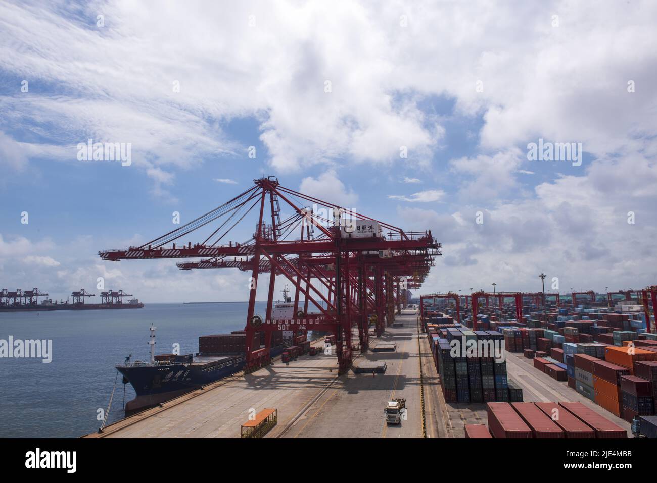 Rizhao container port hi-res stock photography and images - Alamy