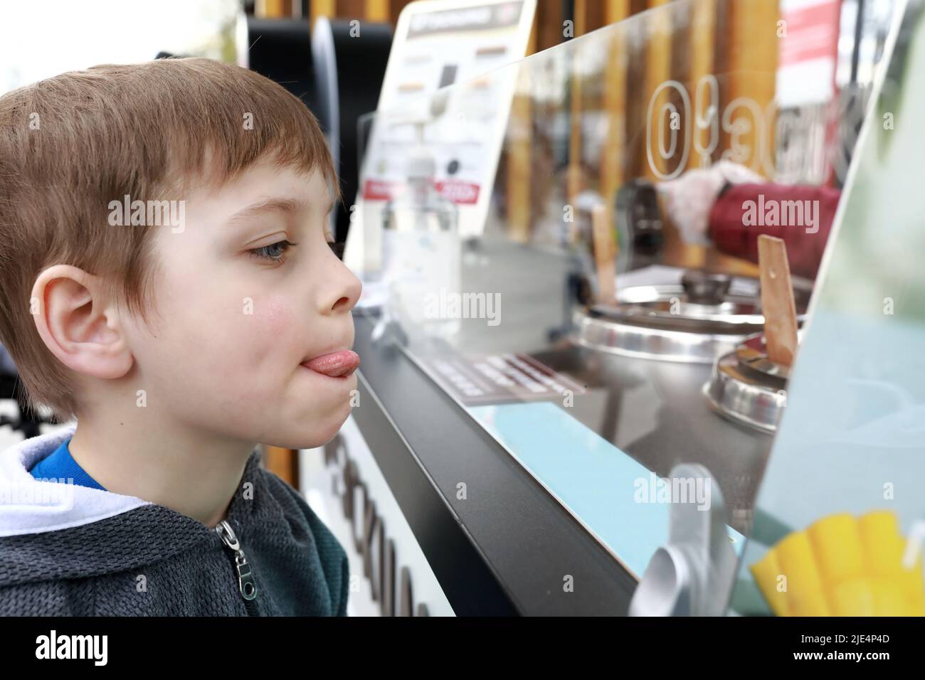 Child choosing ice cream hi-res stock photography and images - Alamy