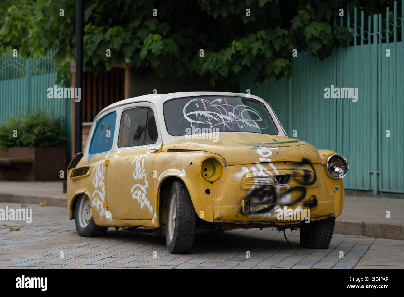 Broken down and abandoned car hi-res stock photography and images - Alamy