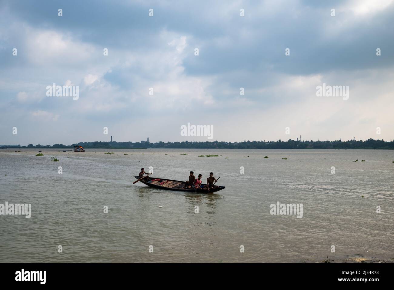 Kanchrapara, West Bengal, India. 24th June, 2022. Fishermen are ...