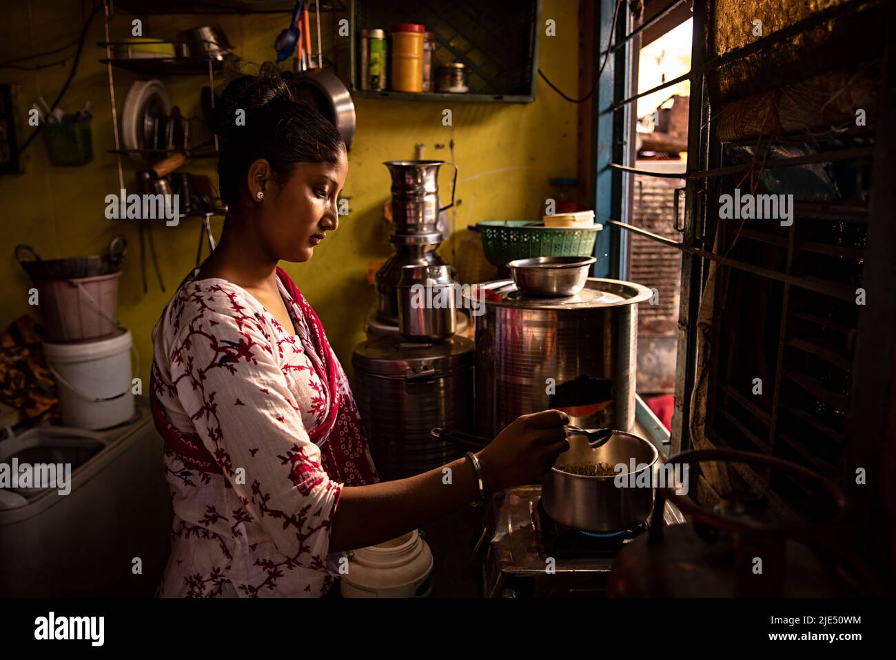 Indian people making tea hi-res stock photography and images - Alamy