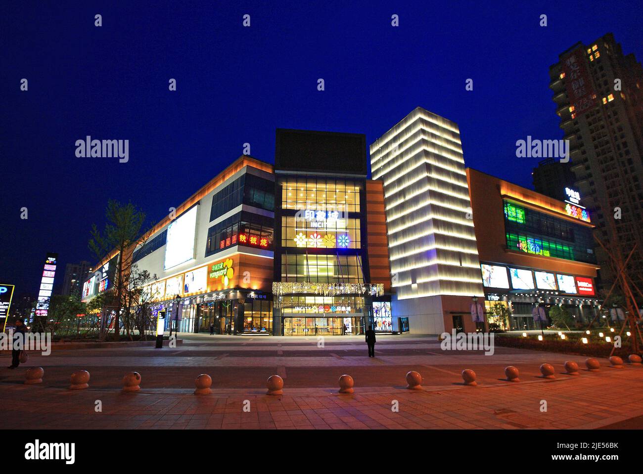 Shopping mall location hi-res stock photography and images - Alamy
