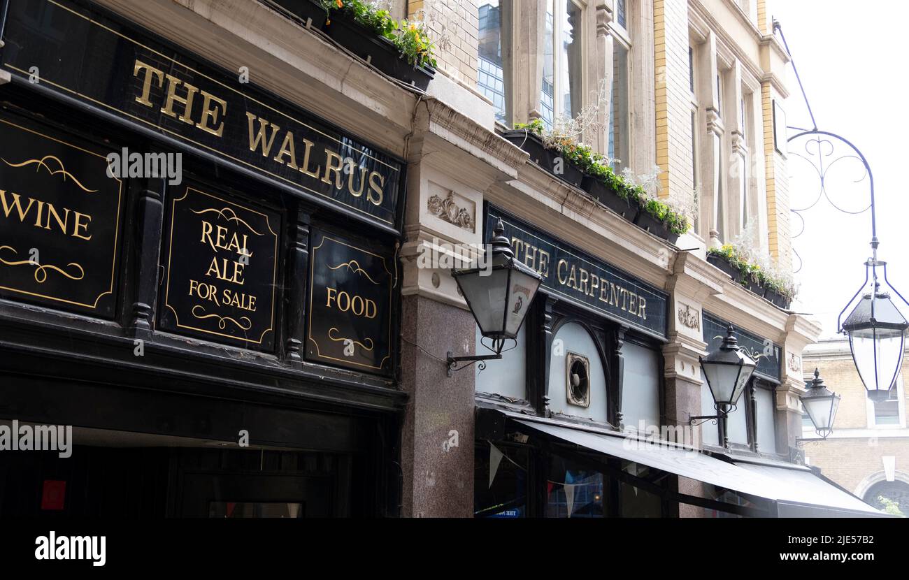 Traditional english pub in London Stock Photo - Alamy