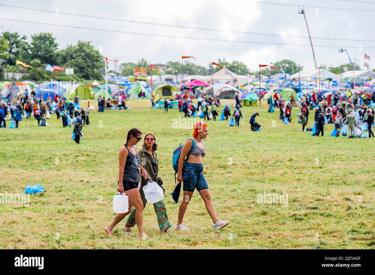 Pilton, UK. 25th June, 2022. Early risers head to get water across the ...