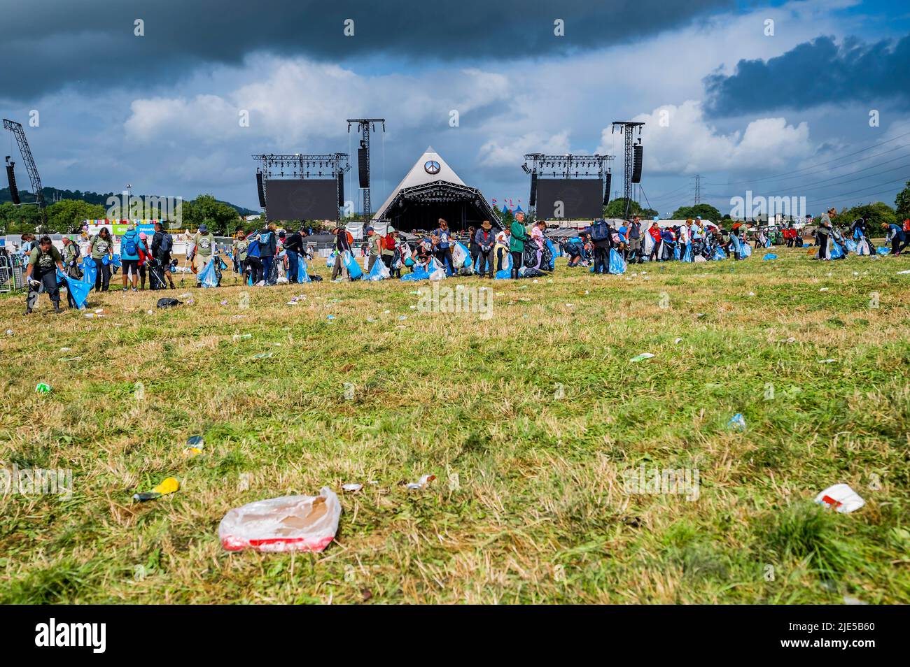 Pilton, UK. 25th June, 2022. Thousands of volunteers (many raising ...