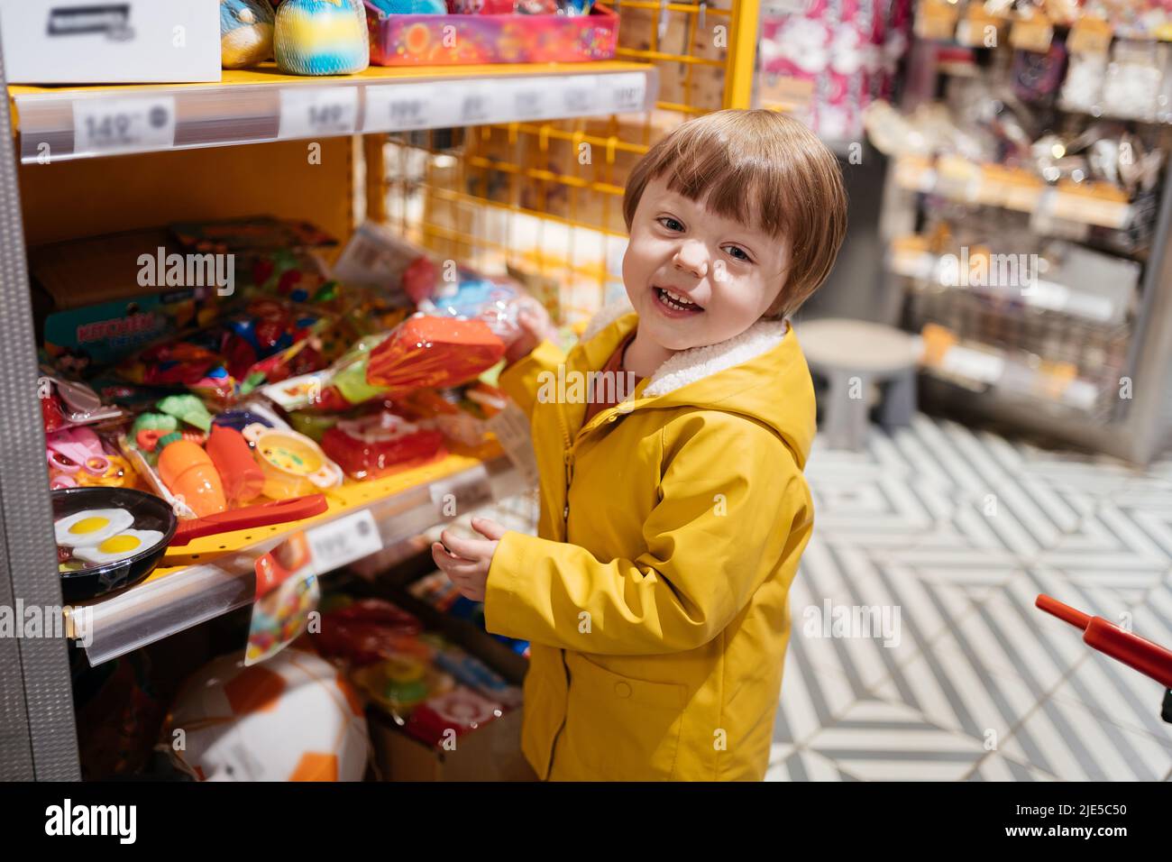 child in the market goes shopping Stock Photo - Alamy
