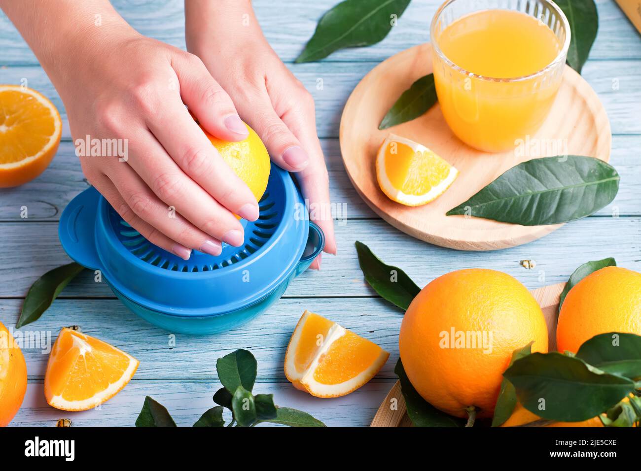 Squeezing an orange hi-res stock photography and images - Alamy