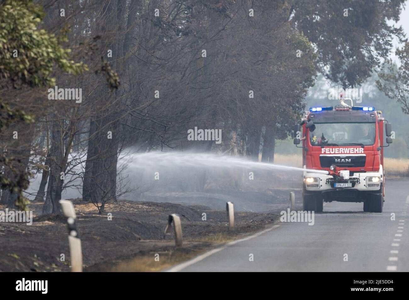 Kosilenzien, Germany. 25th June, 2022. A fire truck extinguishes the ...