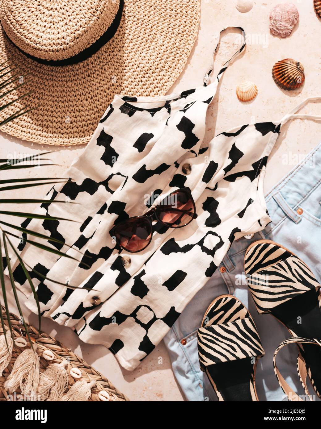 Flat lay clothing hi-res stock photography and images - Alamy