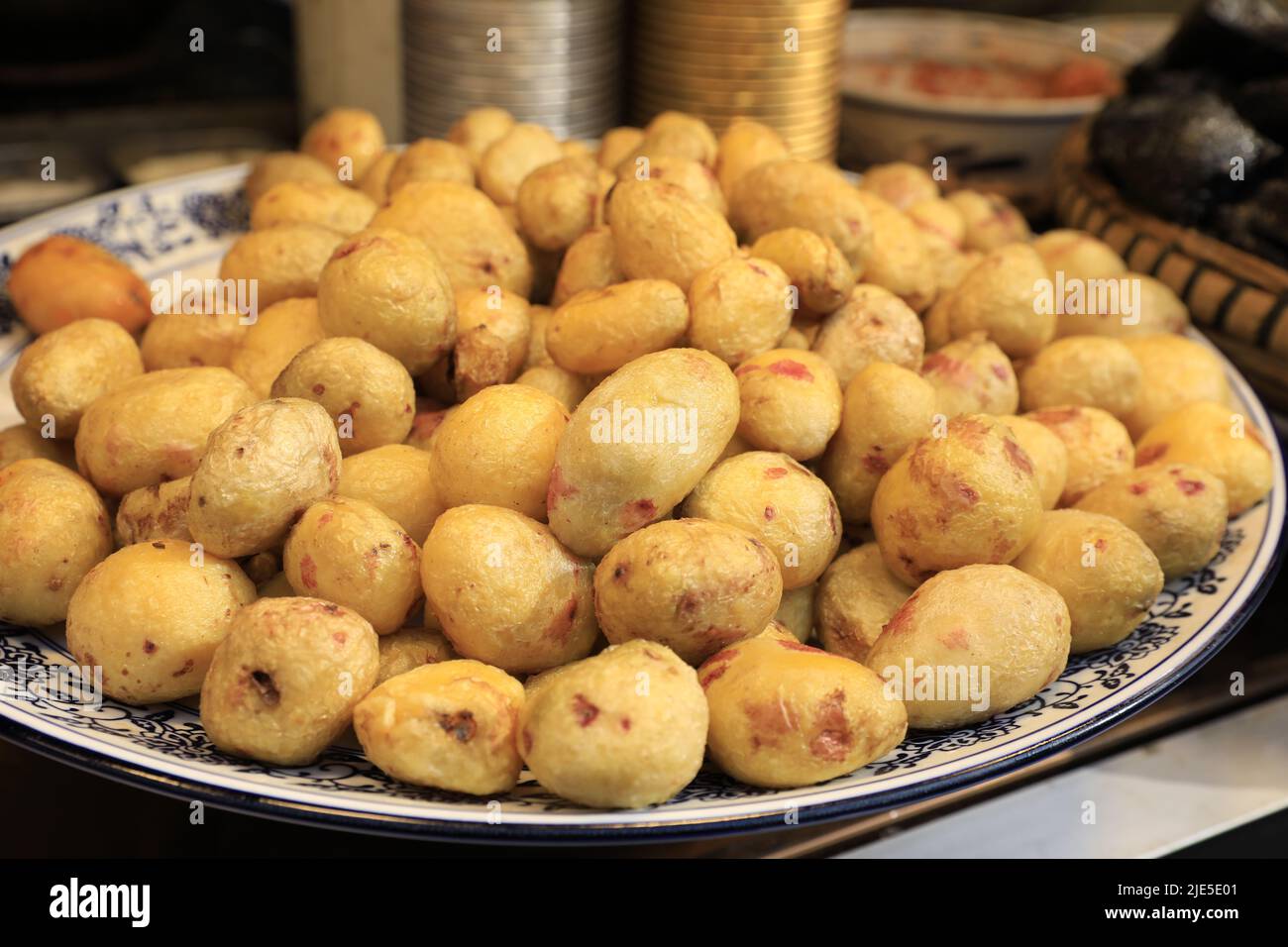 Roast potatos crispy hi-res stock photography and images - Alamy