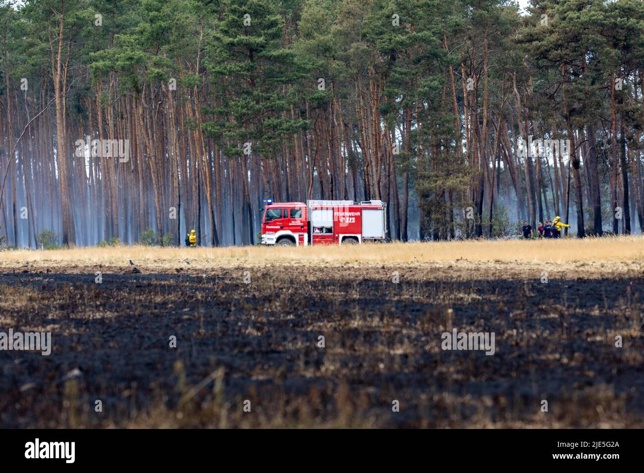 Kosilenzien, Germany. 25th June, 2022. A fire truck extinguishes the ...