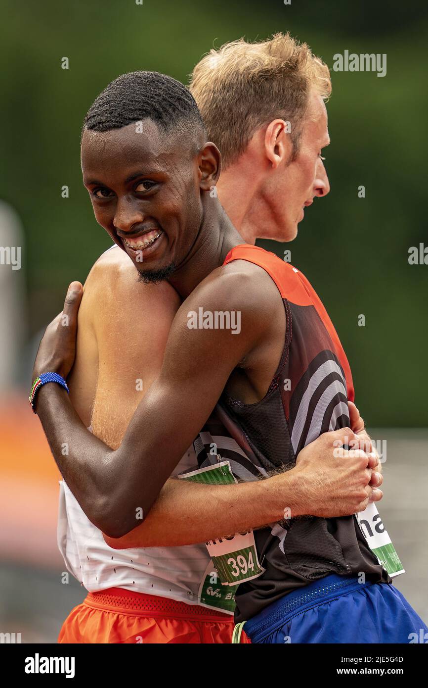 APELDOORN - Athlete Abdirahman Mohamed congratulates Richard Douma ...