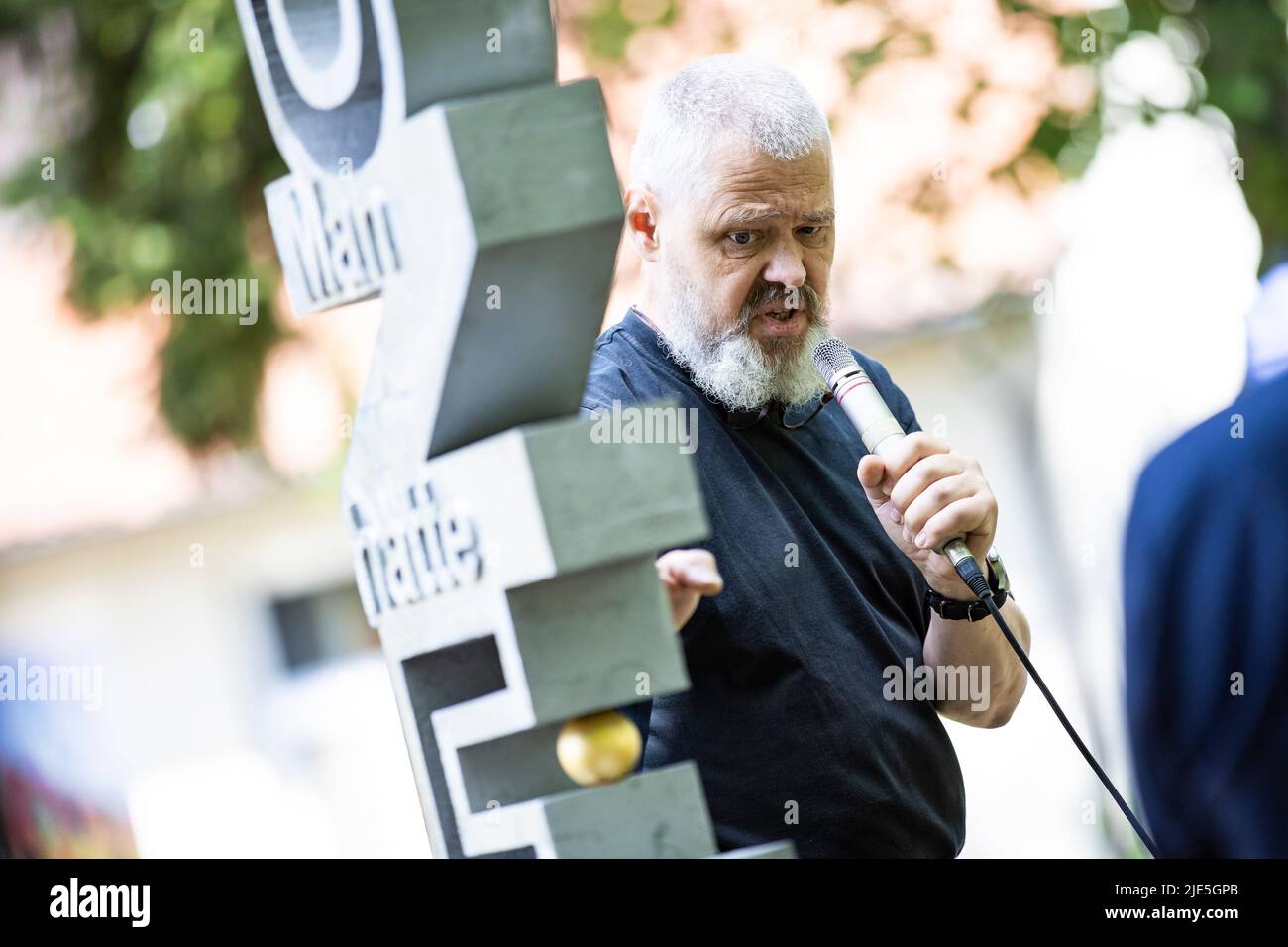 Korntal, Germany. 25th June, 2022. Artist Gerhard Roese explains his ...