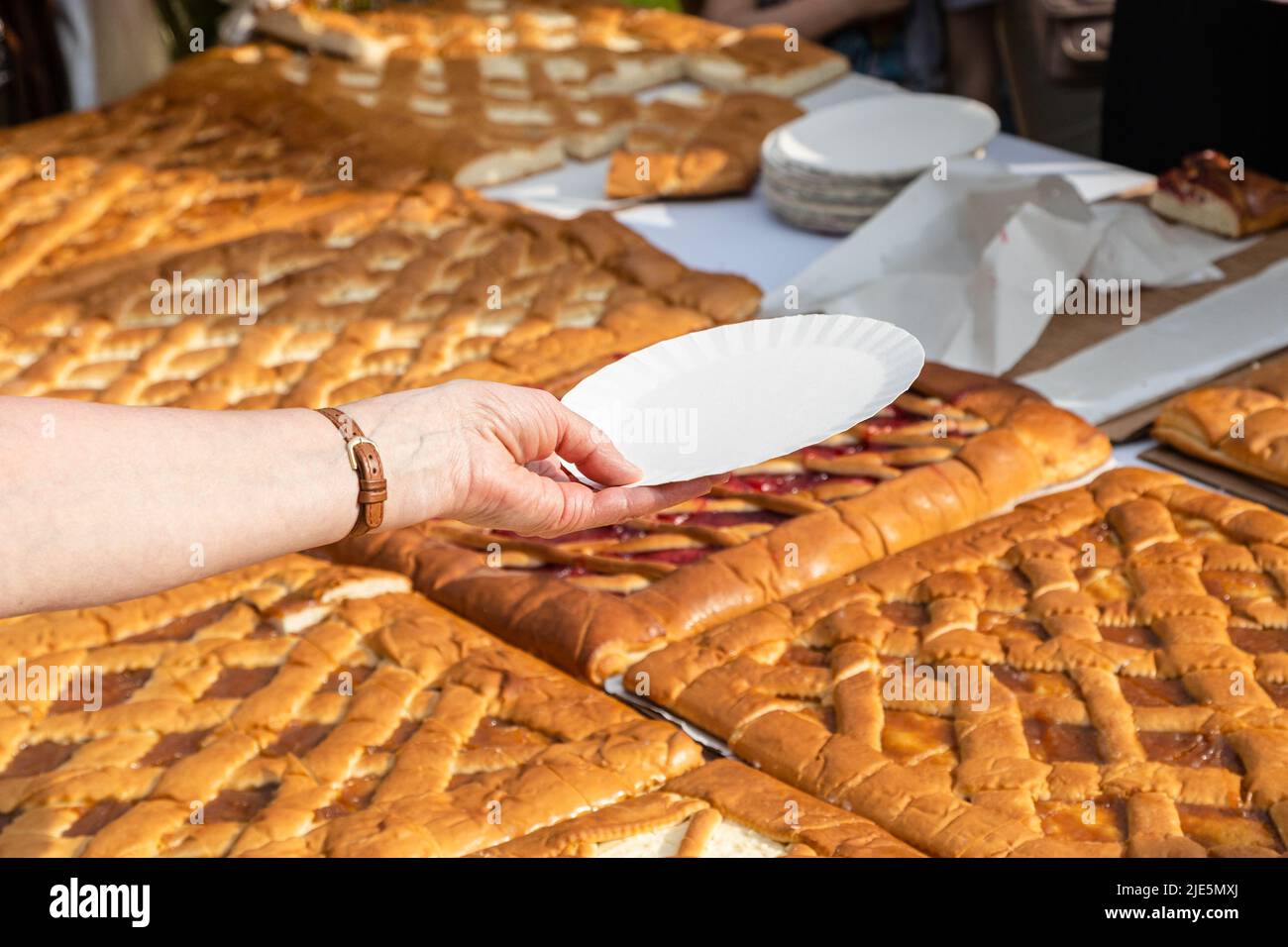 Empty paper plate hi-res stock photography and images - Alamy
