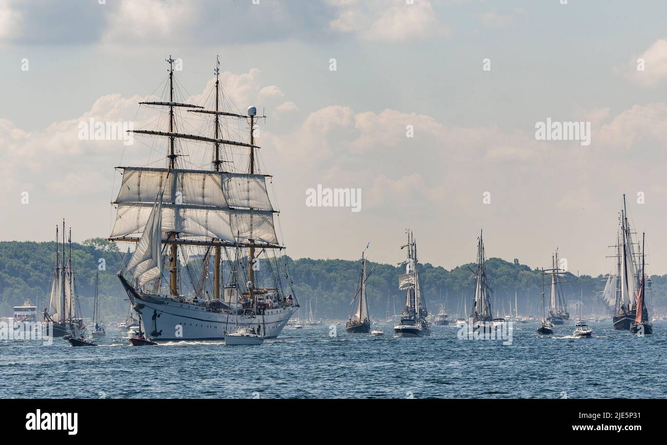 Kiel, Germany. 25th June, 2022. Led by the sail training ship "Gorch ...