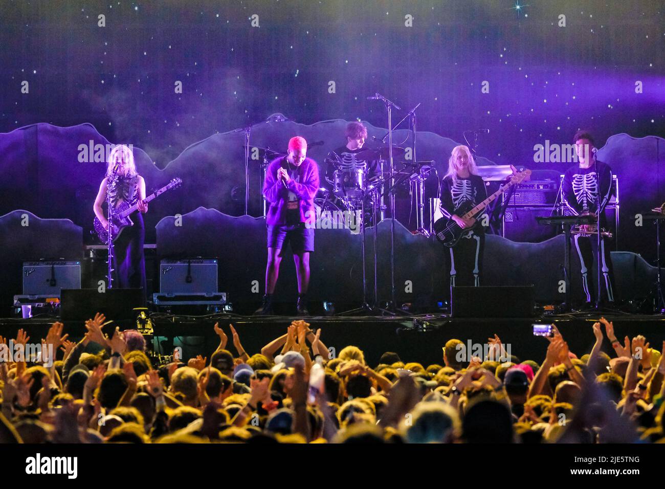 (From L-R) American singer songwriter Phoebe Bridgers and British ...