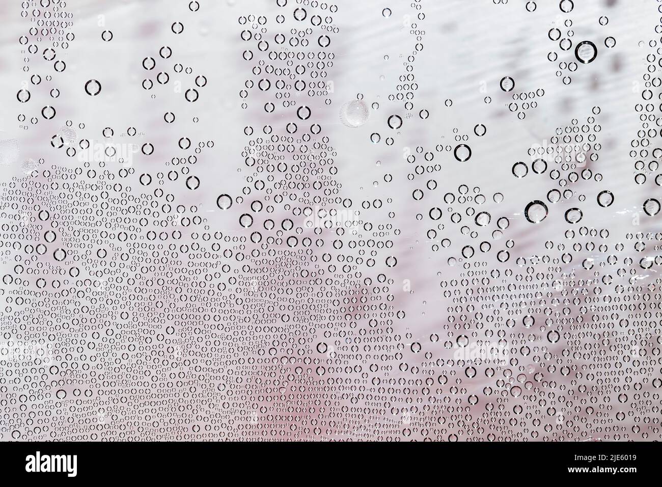 a large number of bubbles and water droplets on the surface ...