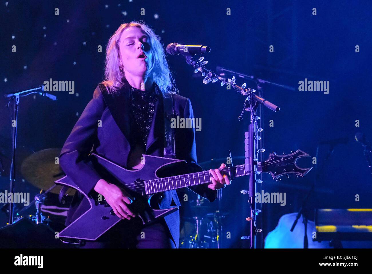 American singer songwriter phoebe bridgers hi-res stock photography and ...