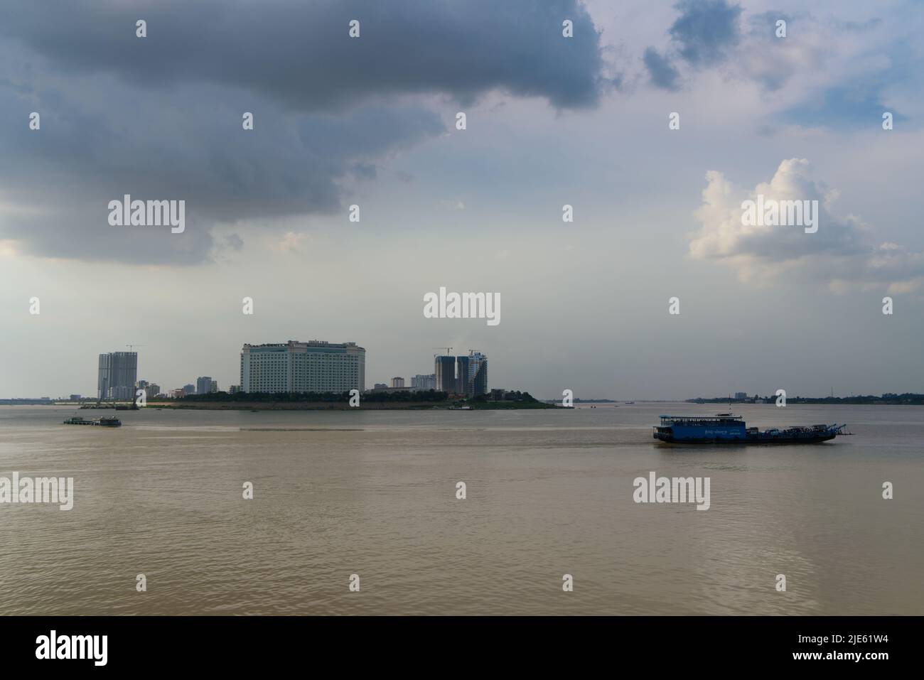 Cambodia phnom penh river tourist hi-res stock photography and images ...