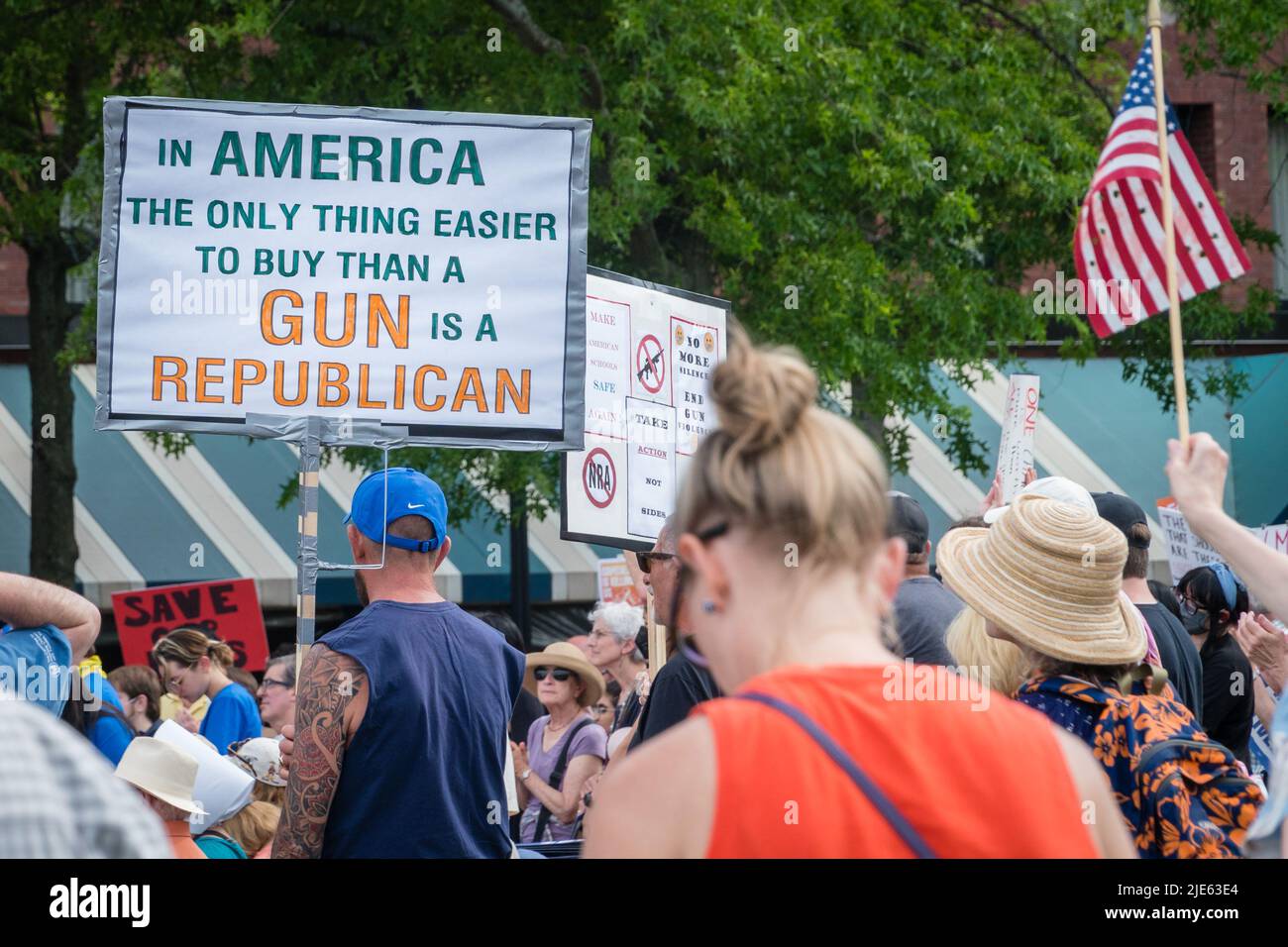 Protesters holding protest signs hi-res stock photography and images ...