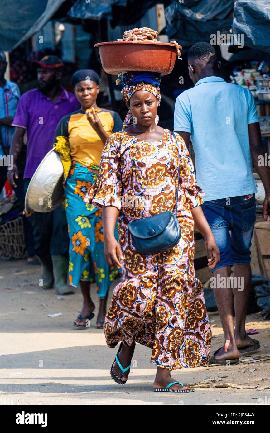 Daily life, people on the streets in Ivory Coast, Cote d'Ivoire, de ...