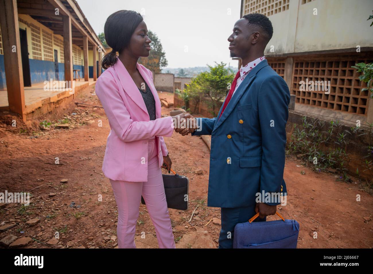 Africa worker hand shake hi-res stock photography and images - Alamy
