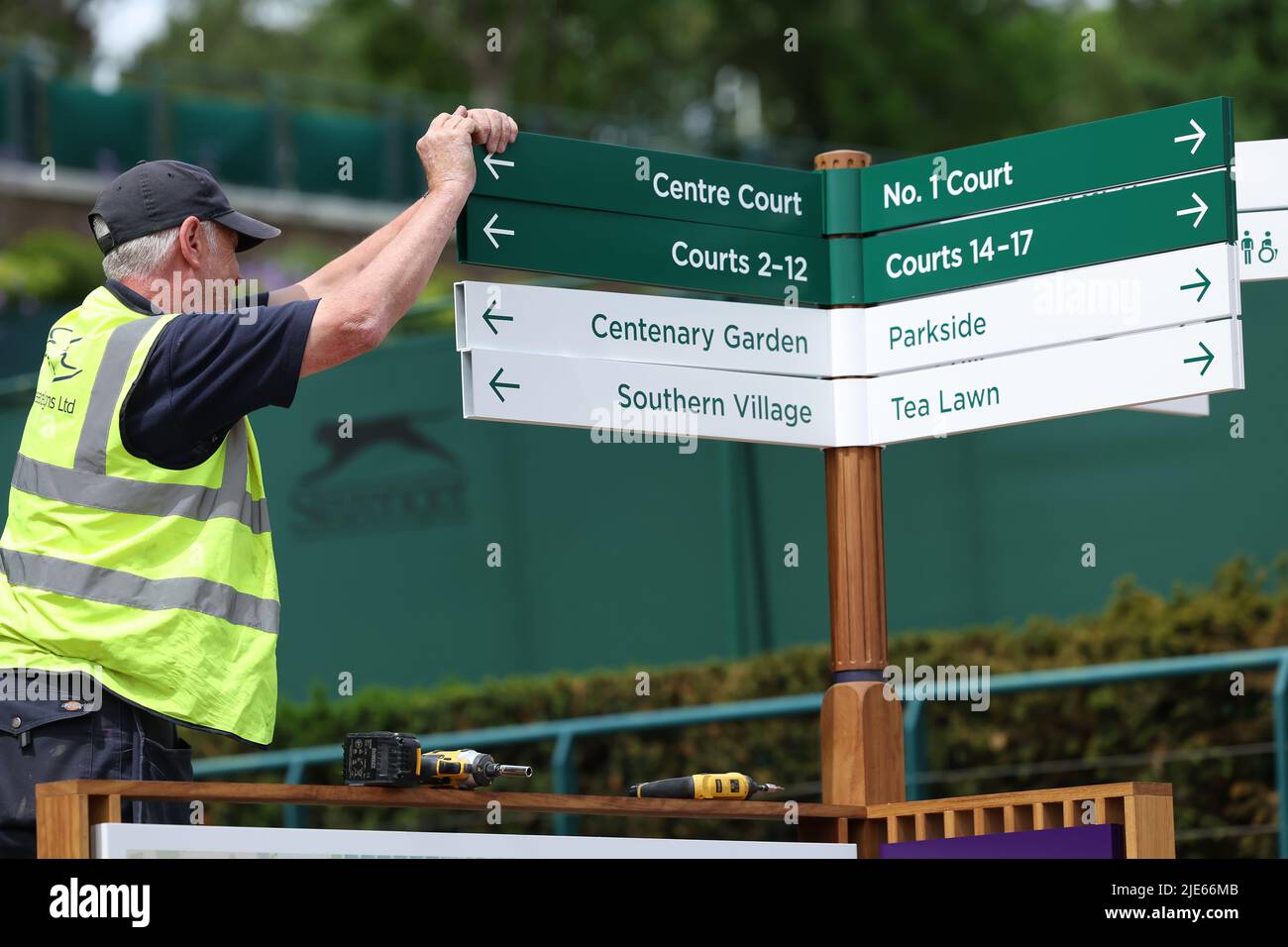 Wimbledon tennis signage hi-res stock photography and images - Alamy