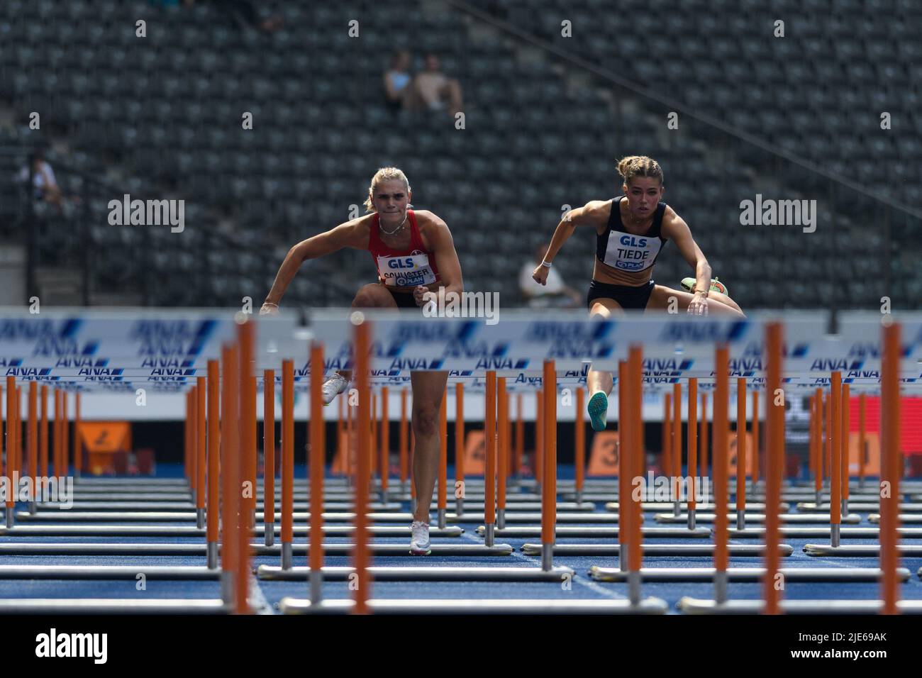 Franziska Schuster (TSV Bayer Leverkusen) and Gesa Tiede (USV Mainz ...