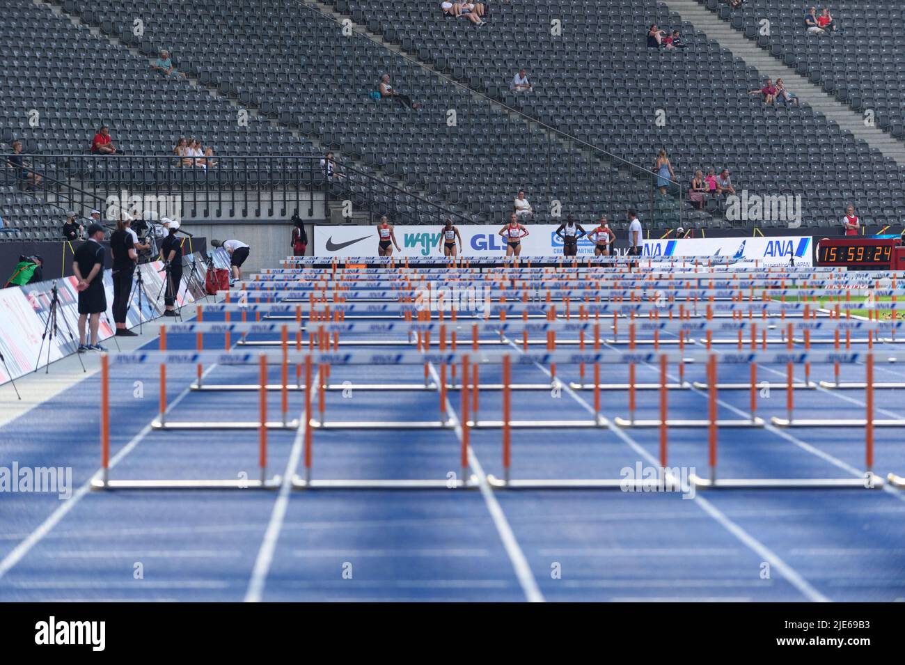 100 metre track hi-res stock photography and images - Alamy