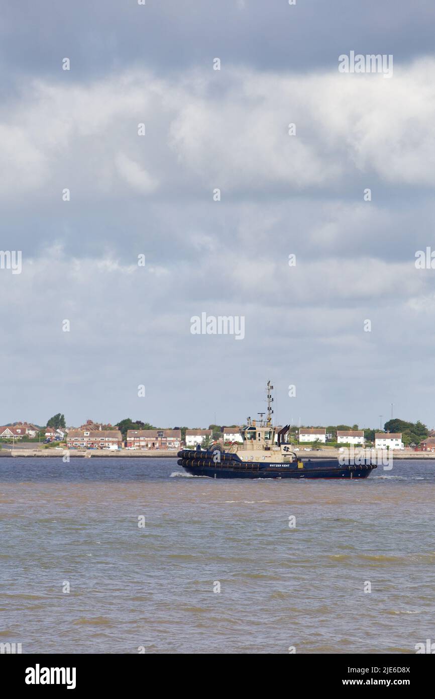 Tugboat Svitzer Kent on her way to meet and escort/assist a container ...