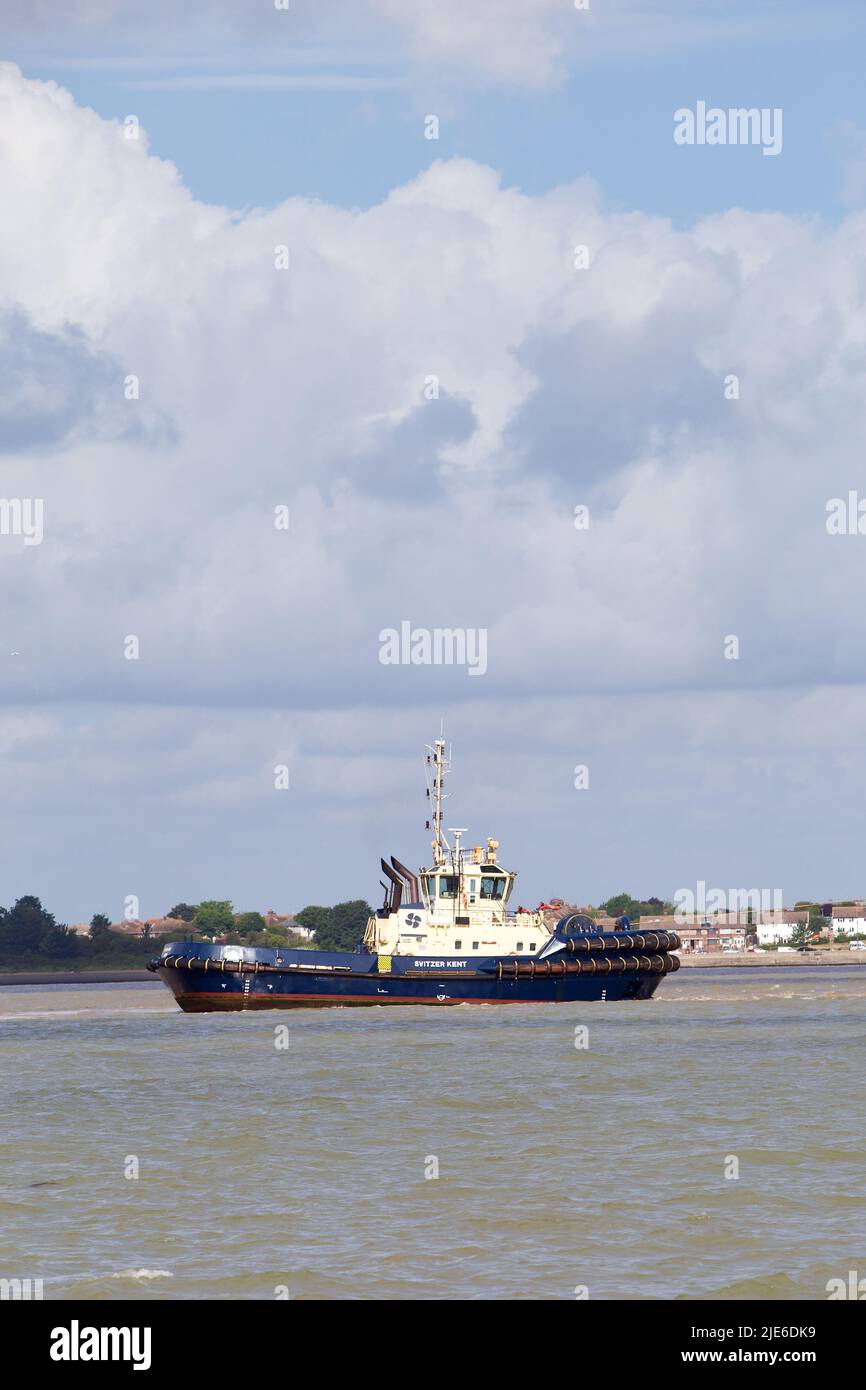 Tugboat Svitzer Kent assistint the container ship Ever Globe into port ...