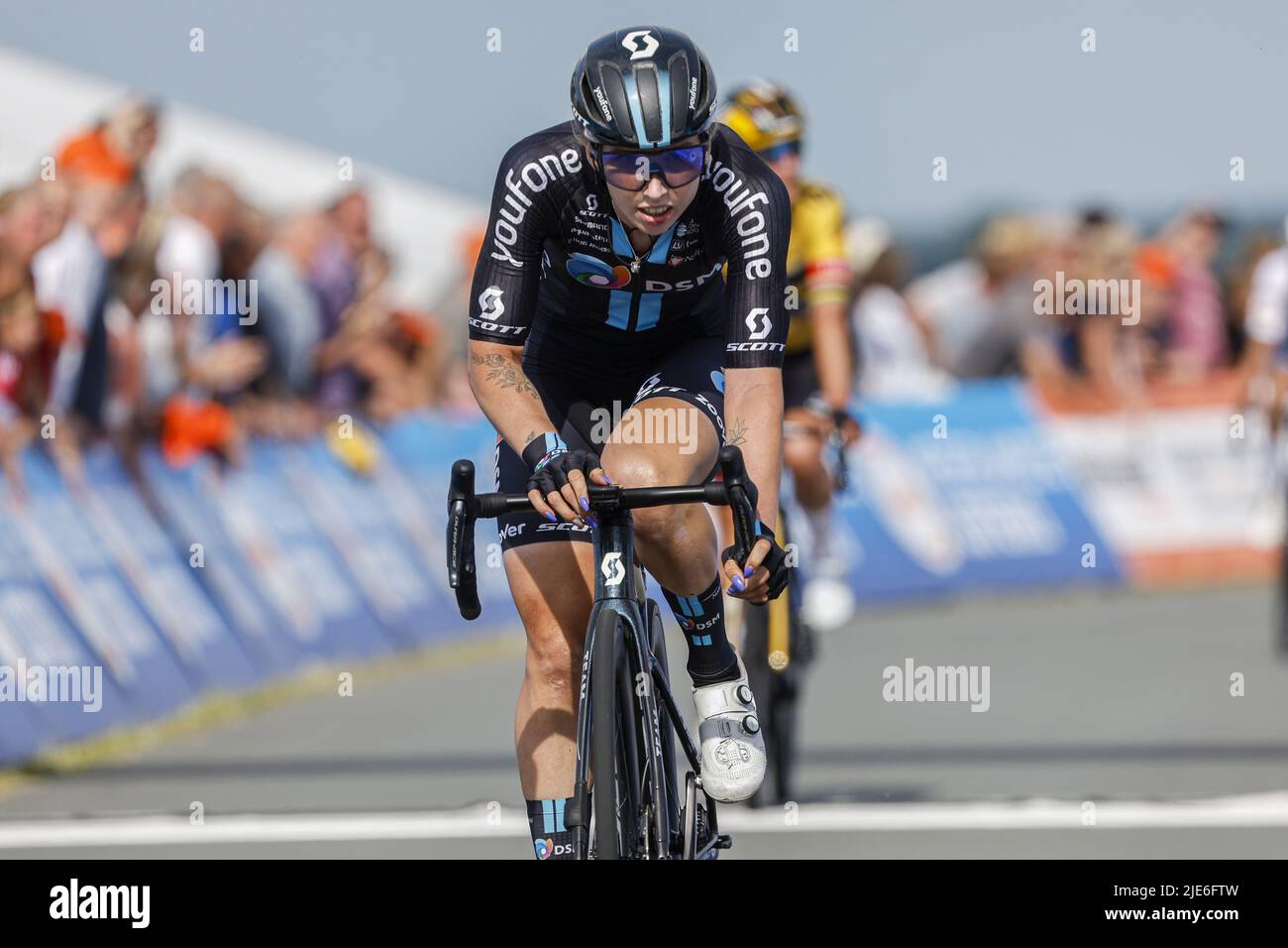 Women cycling finish line hi-res stock photography and images - Alamy