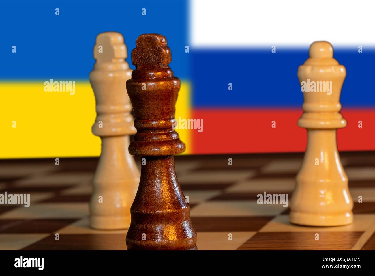 Symbol image: Stalemate in chess with the flags of the Ukraine and ...