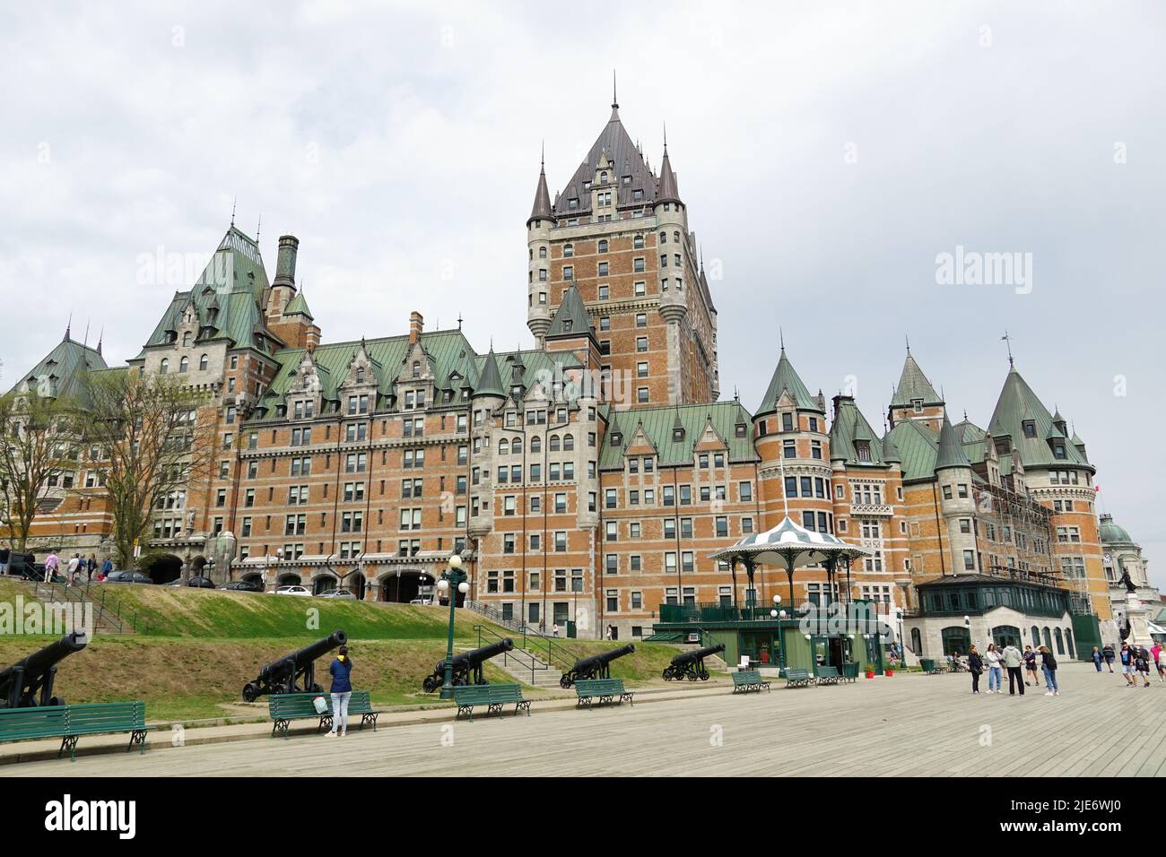 Château frontenac ville de québec hi-res stock photography and images ...