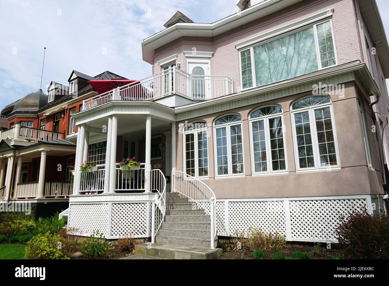 Typical canadian house hi-res stock photography and images - Alamy