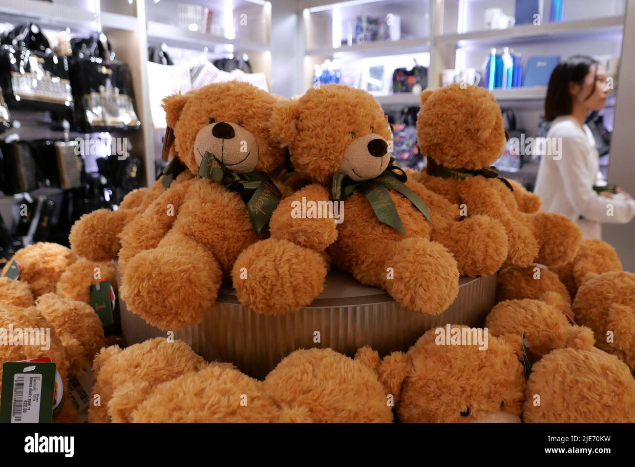 Harrods green man hi-res stock photography and images - Alamy