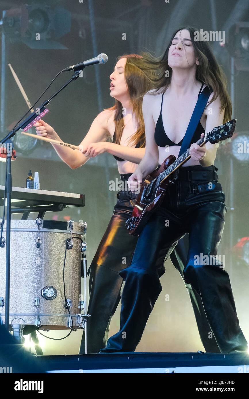 UK. 25th June, 2022. UK. Saturday, Jun. 25, 2022. Sisters Alana Haim ...