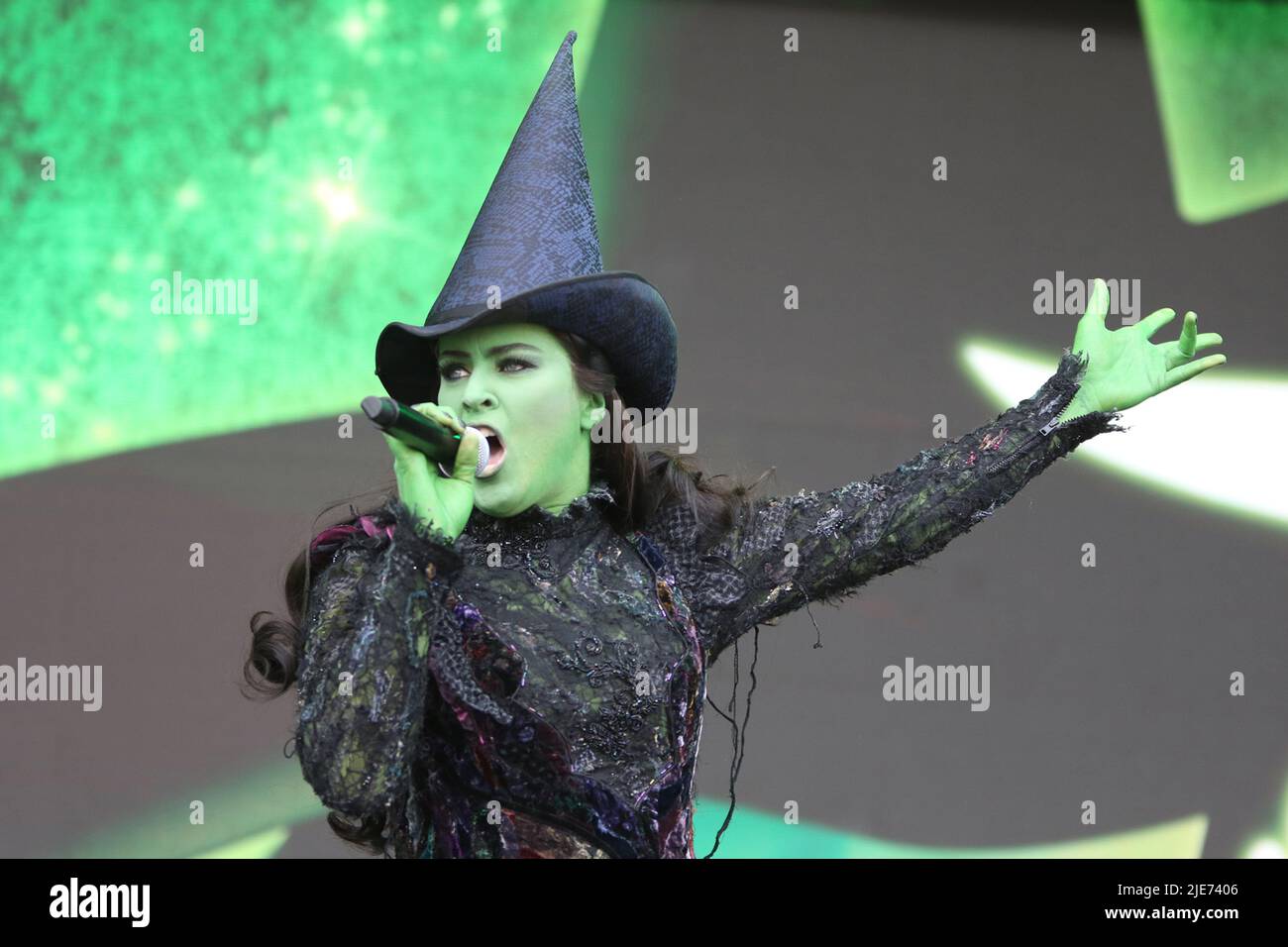 Idina Menzel Elphaba Makeup