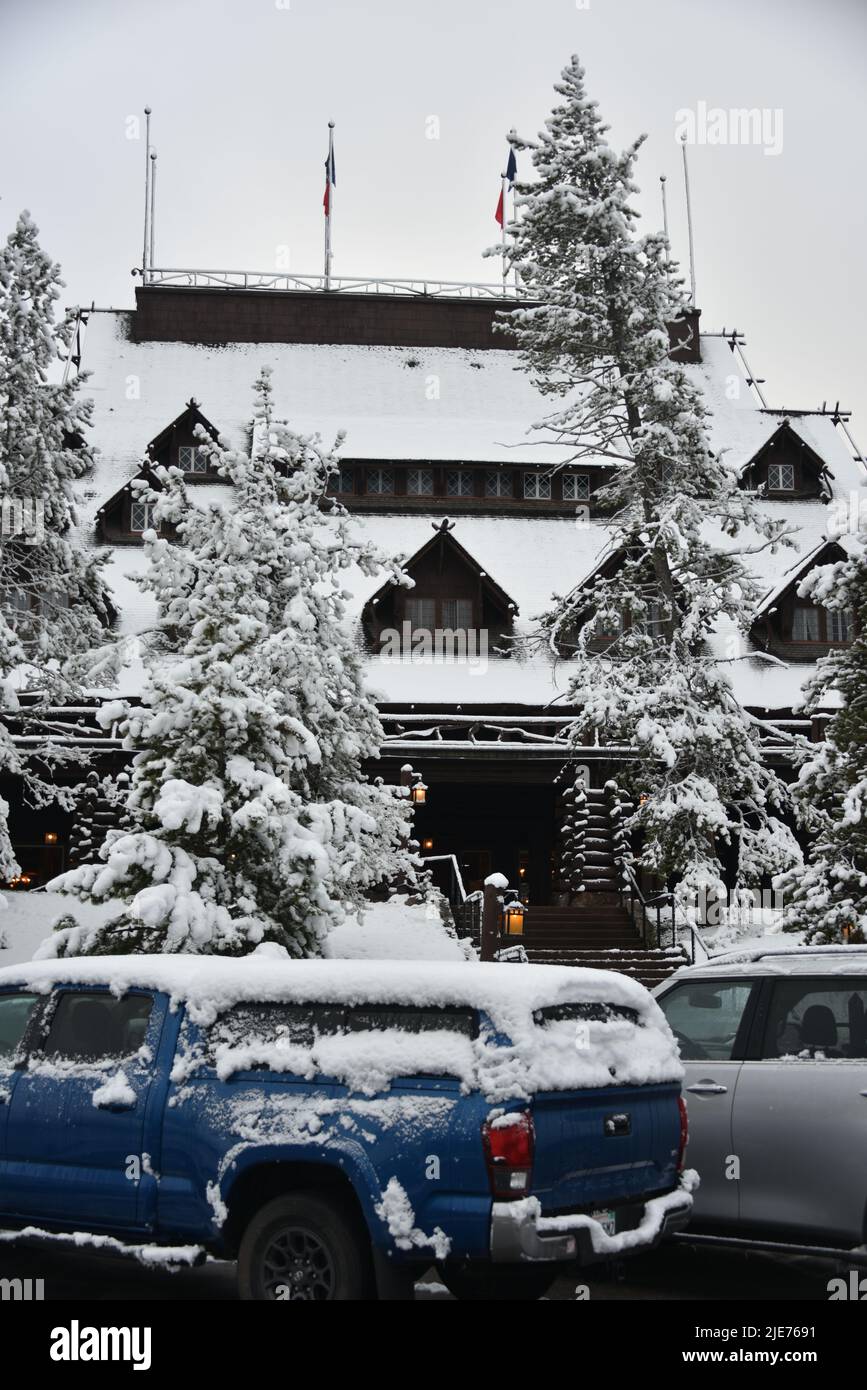 Old faithful inn snow mantle hi-res stock photography and images - Alamy