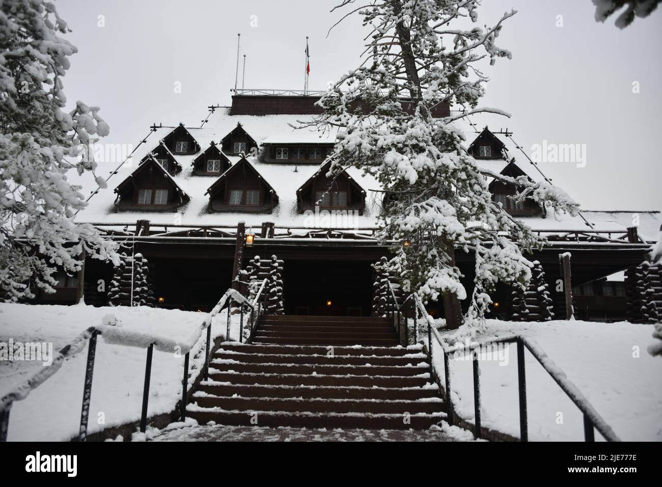 Old faithful inn snow mantle hi-res stock photography and images - Alamy