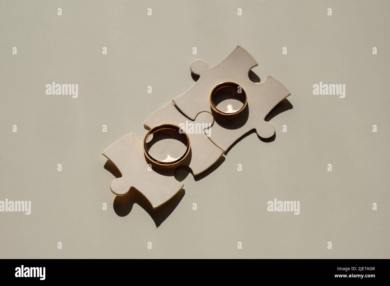 Two halves puzzle hi-res stock photography and images - Alamy