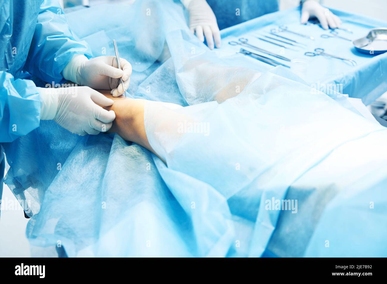 Professional surgeon making a cut of the skin Stock Photo - Alamy