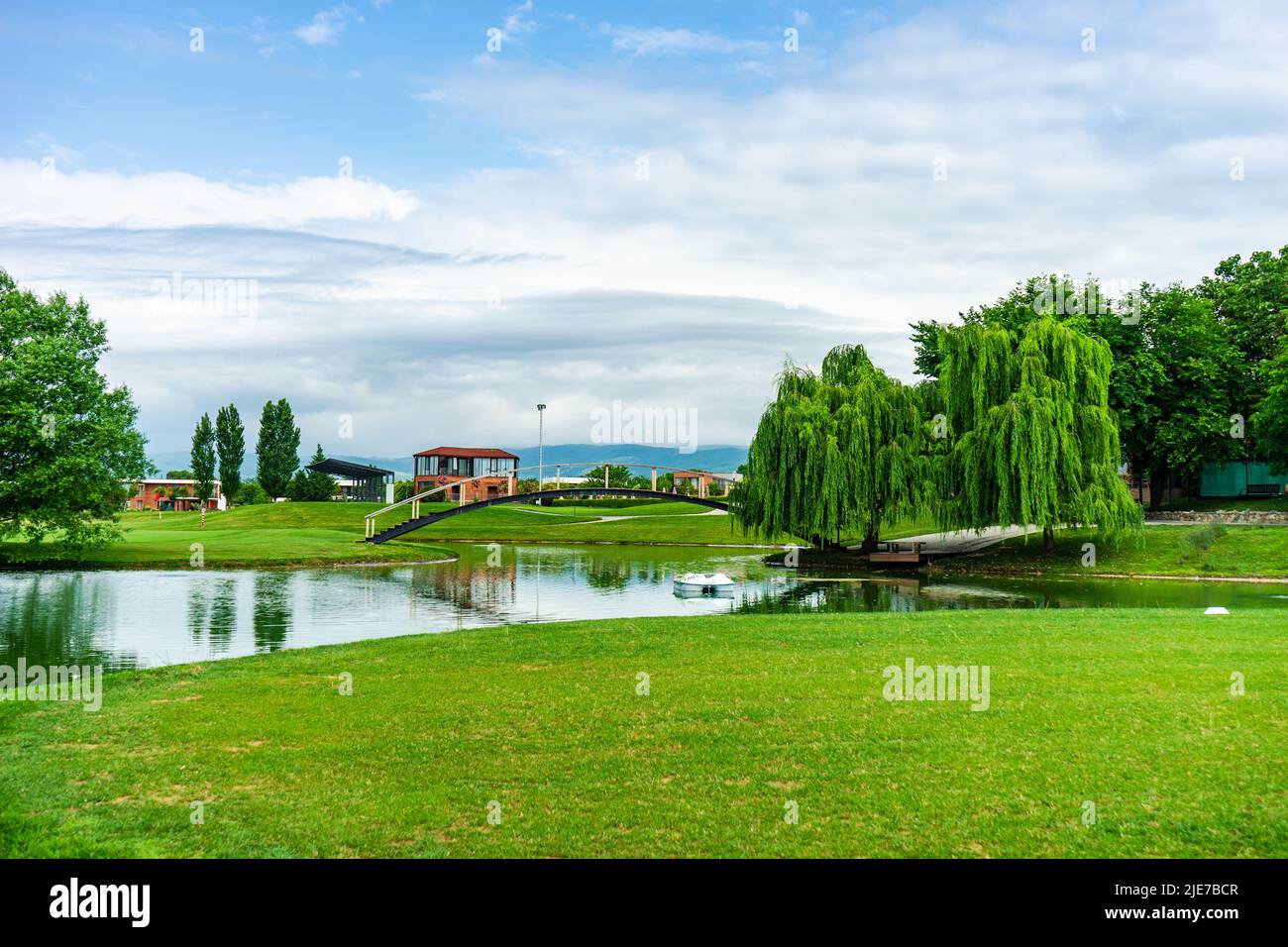 Pond reflection in golf hi-res stock photography and images - Alamy