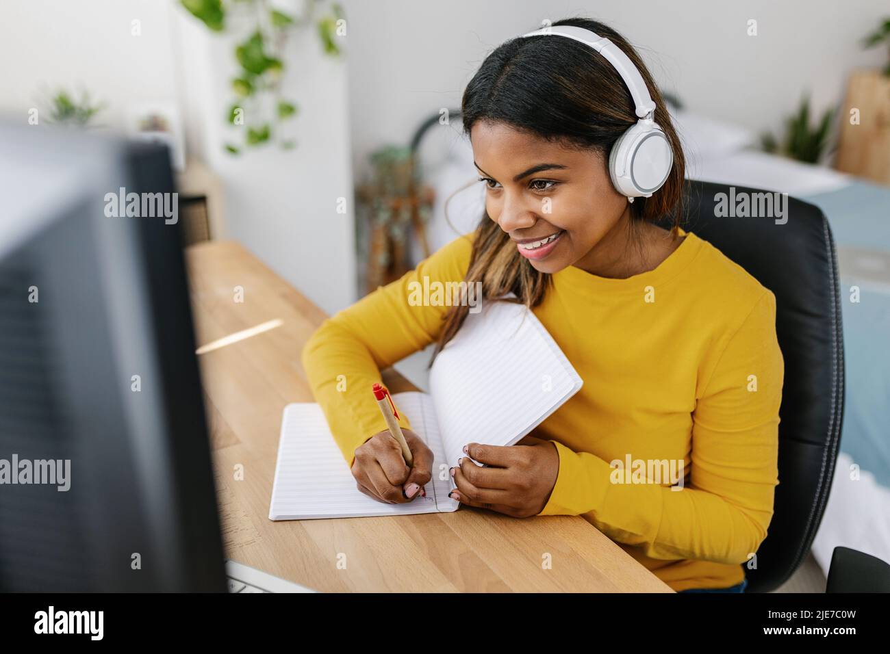 African teen girl studying hi-res stock photography and images - Alamy