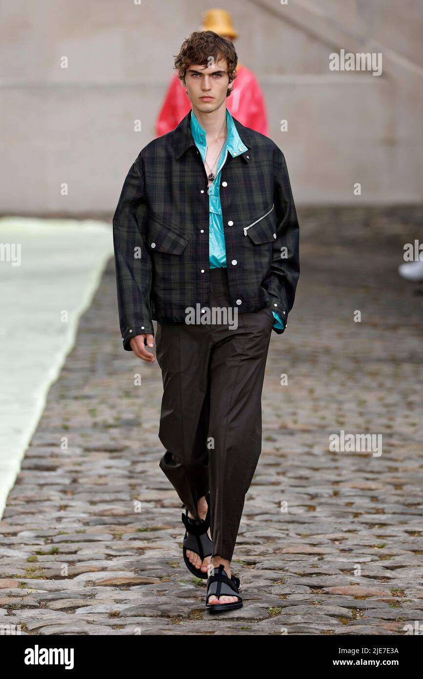 Mens fashion 2022 2023 paris hi-res stock photography and images - Alamy