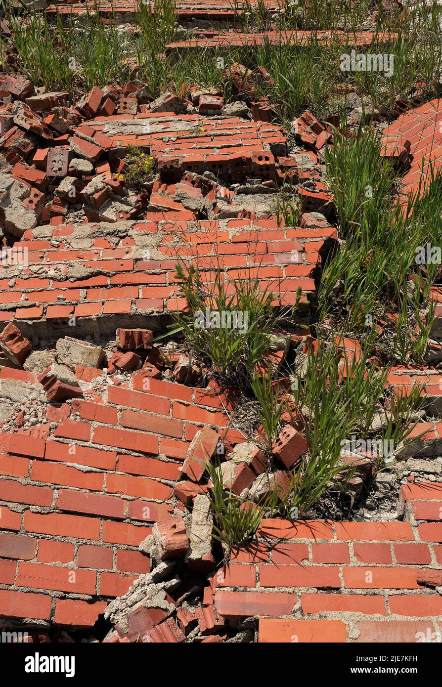 Demolished building rubble hi-res stock photography and images - Alamy
