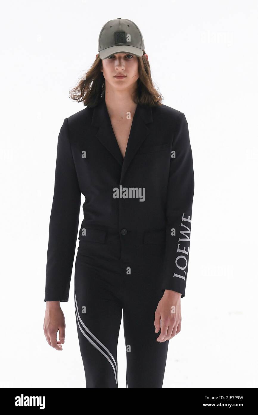 Paris, Frankreich. 25th June, 2022. LOEWE SS23 runway during Paris ...